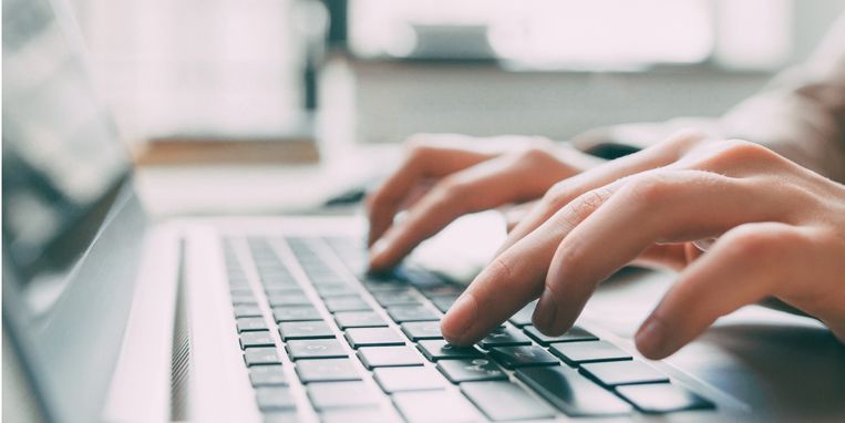 Tips tegen koude handen tijdens het werken achter de computer | Margriet